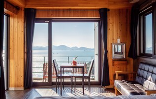 Quarto casal luxo, banheira de hidromassagem, vista para o oceano (FreeWilly) | Área de estar | TV LED 32 polegadas com canais a cabo, TV