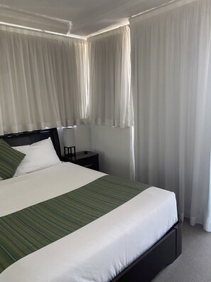 Two Bedroom Apartment #47 | Roupas de cama premium, escrivaninha, quartos à prova de som