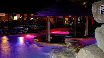 Piscina externa, funciona das 11h às 18h, barracas, espreguiçadeiras