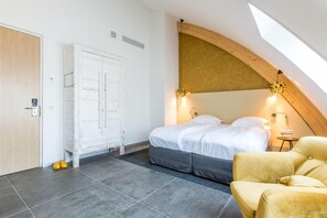 Quarto Triplo | Roupa hipoalergénica, minibar, cofre no quarto, secretária 