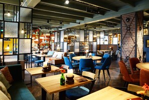 Serviço de almoço e jantar; culinária regional, restaurante ao ar livre 