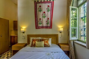 Quarto Duplo | Roupa de alta qualidade, minibar, cofre com capacidade para portátil 