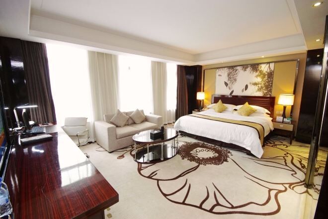 Minibar, cofre no quarto, despertadores 