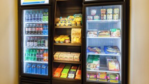 Máquina automática com diversas bebidas e lanches.