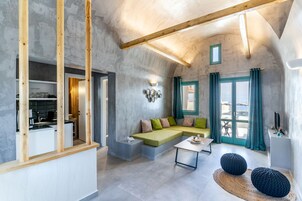 Villa, 2 quartos, vista para a piscina (Maisonette Thalassa) | Sala de estar | TV de ecrã plano 