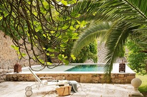 Piscina externa, espreguiçadeiras