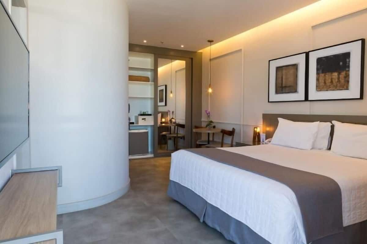 Minibar, cofre no quarto, secretária, cortinas/cortinados opacos 