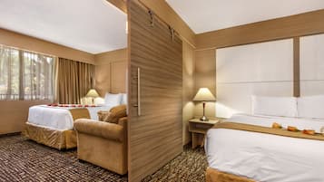 Suíte estúdio, 1 quarto (1 King and 1 Queen Bed) | Cofres nos quartos, escrivaninha, ferros/tábuas de passar roupa