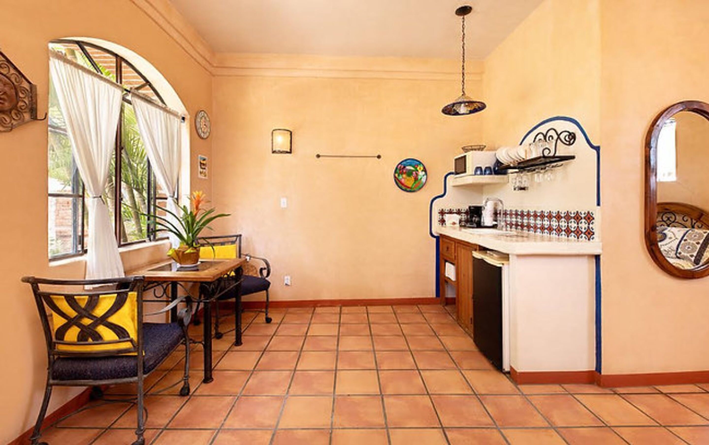 Suite-Estúdio Júnior, 1 cama queen-size | Kitchenette privada | Um frigorífico, um micro-ondas, uma placa de cozinha 