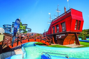 Um edifício vermelho com a placa