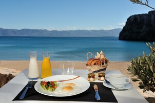 Pequeno-almoço tipo buffet diário (120 MAD por pessoa) 