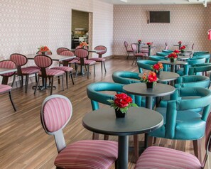 Café da manhã com buffet grátis todos os dias