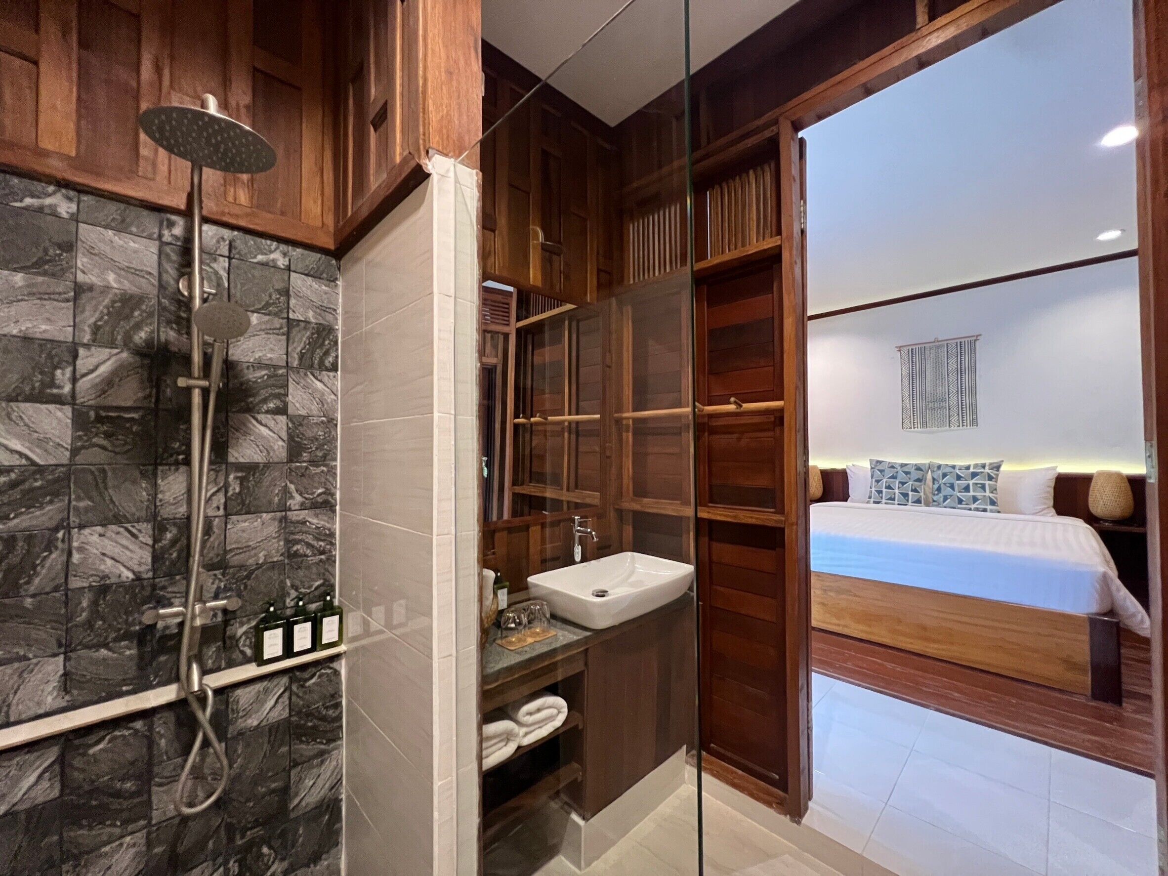 Superior Room | Casa de banho | Um polibã, artigos de higiene pessoal grátis, um secador de cabelo 