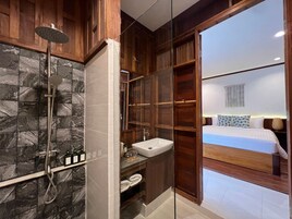Superior Room | Casa de banho | Um polibã, artigos de higiene pessoal grátis, um secador de cabelo