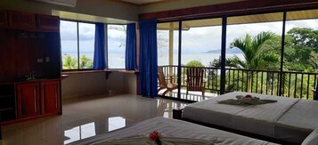 Quarto Quádruplo Premium | Roupa de cama fornecida 