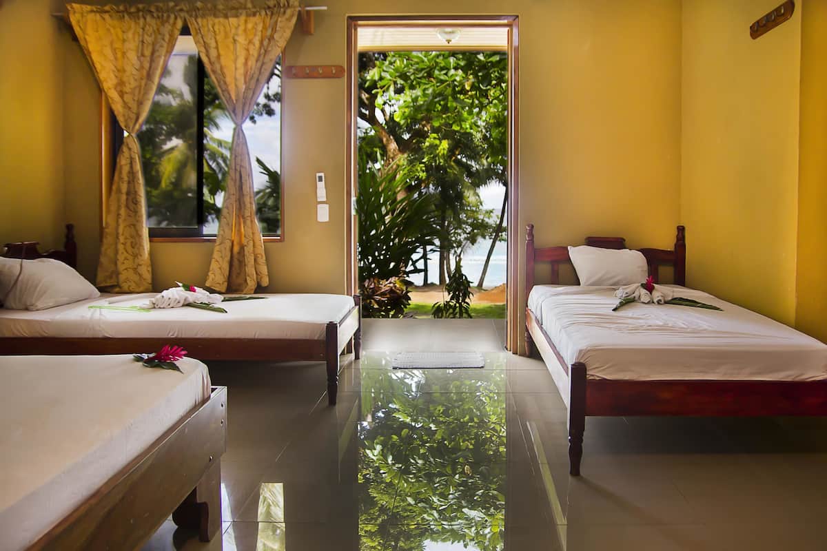 Quarto Quádruplo Deluxe, vista para o oceano | Roupa de cama fornecida