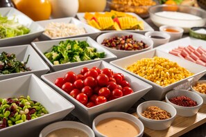 Pequeno-almoço tipo buffet diário (1600 JPY por pessoa) 