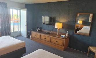 Quarto Clássico, 2 camas de casal, vista para o canal | Roupa hipoalergénica, secretária, cortinas/cortinados opacos