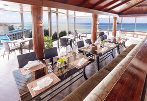 3 restaurantes, é servido café da manhã