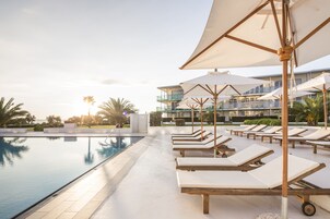 2 piscinas exteriores, espreguiçadeiras 