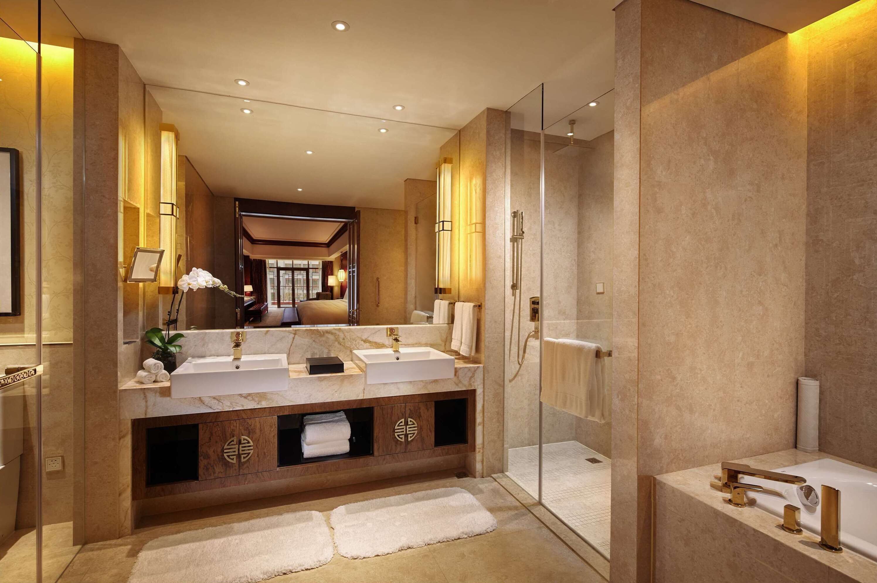 Suíte superluxo, 1 cama King (Ambassador) | Banheiro | Banheira e chuveiro separados, chuveiro com efeito de chuva
