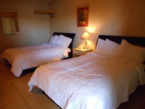 Quarto clássico, 2 camas Queen | Wi-Fi de cortesia, roupa de cama