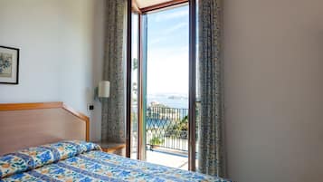 Quarto casal superior, vista para o mar | Frigobar, cofres nos quartos, escrivaninha, berços (sobretaxa)