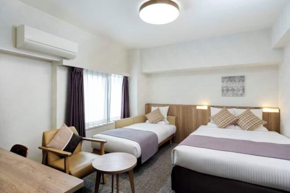 Cofres nos quartos, escrivaninha, espaço de trabalho para notebook