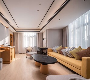 Suite Deluxe, 1 cama king-size | Sala de estar | Televisor LCD de 55 polegadas com canais por cabo 