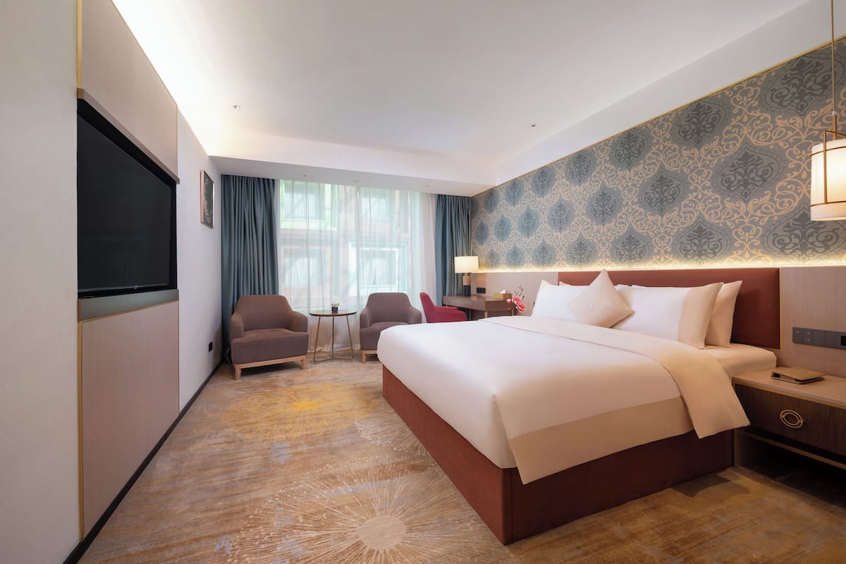 Quarto básico, 1 cama Queen | Roupas de cama premium, frigobar, cofres nos quartos, escrivaninha