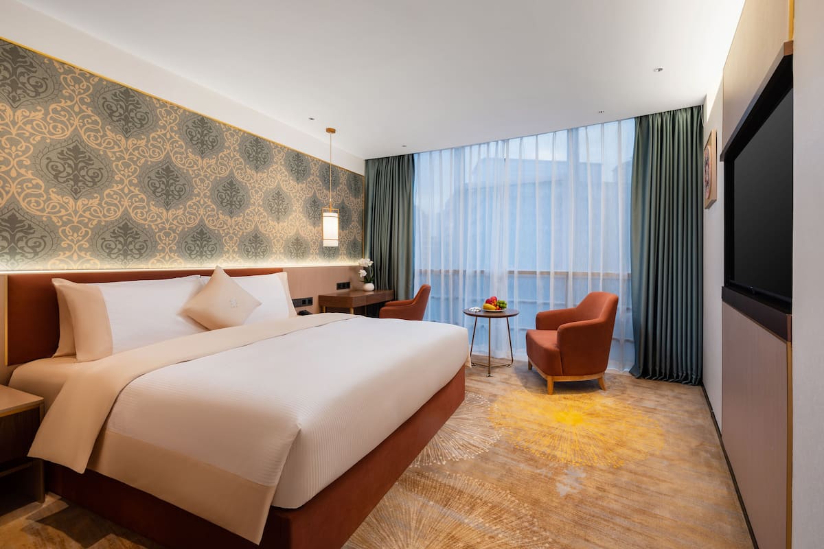 Quarto empresarial, 1 cama Queen | Roupas de cama premium, frigobar, cofres nos quartos, escrivaninha