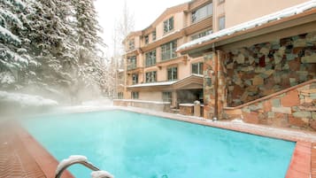 Piscina externa, funciona das 9h às 21h, espreguiçadeiras