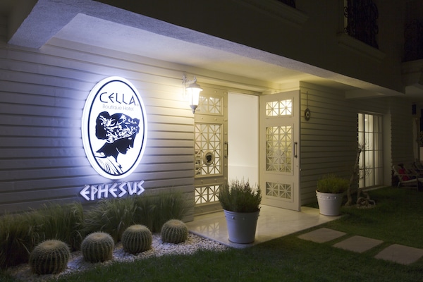 Fachada da propriedade à noite