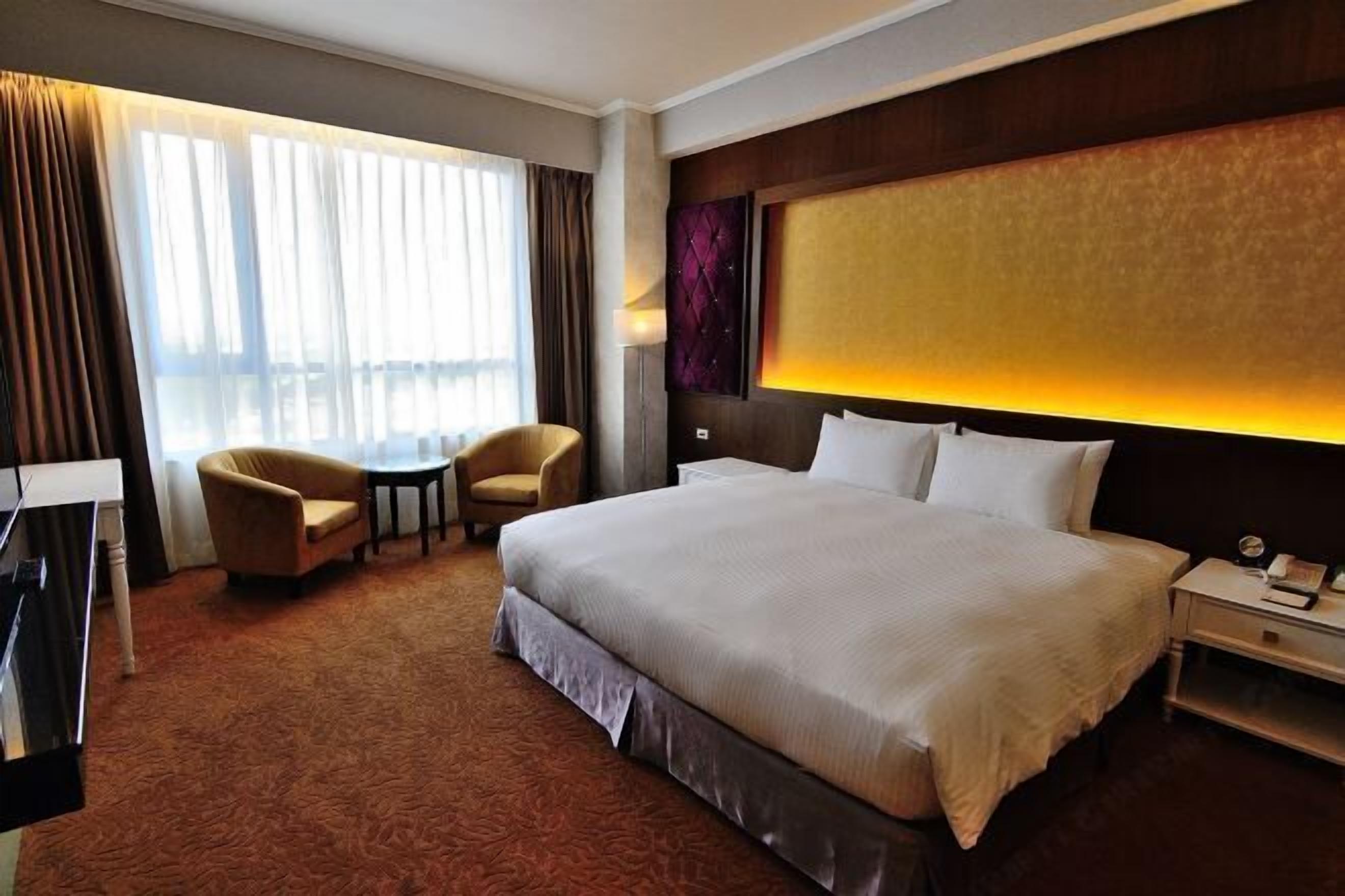 Roupas de cama premium, cofres nos quartos, escrivaninha