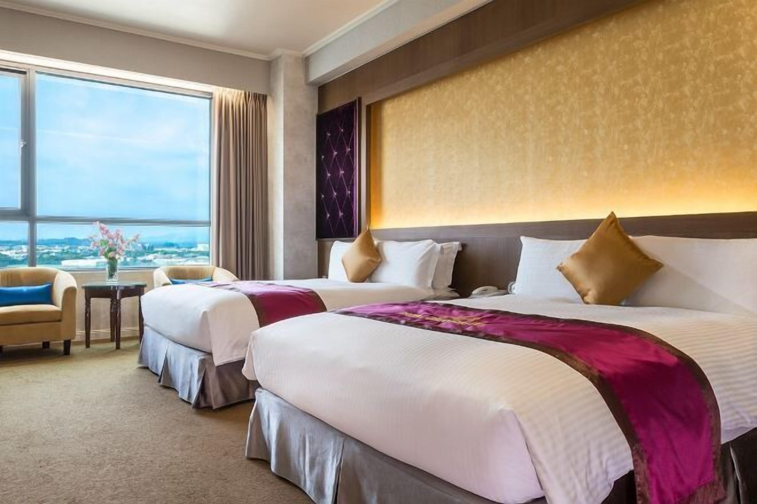 Roupas de cama premium, cofres nos quartos, escrivaninha