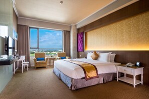 Suite-Estúdio Premium, 1 cama queen-size, Vista para a cidade, na torre | Roupa de alta qualidade, cofre no quarto, secretária 