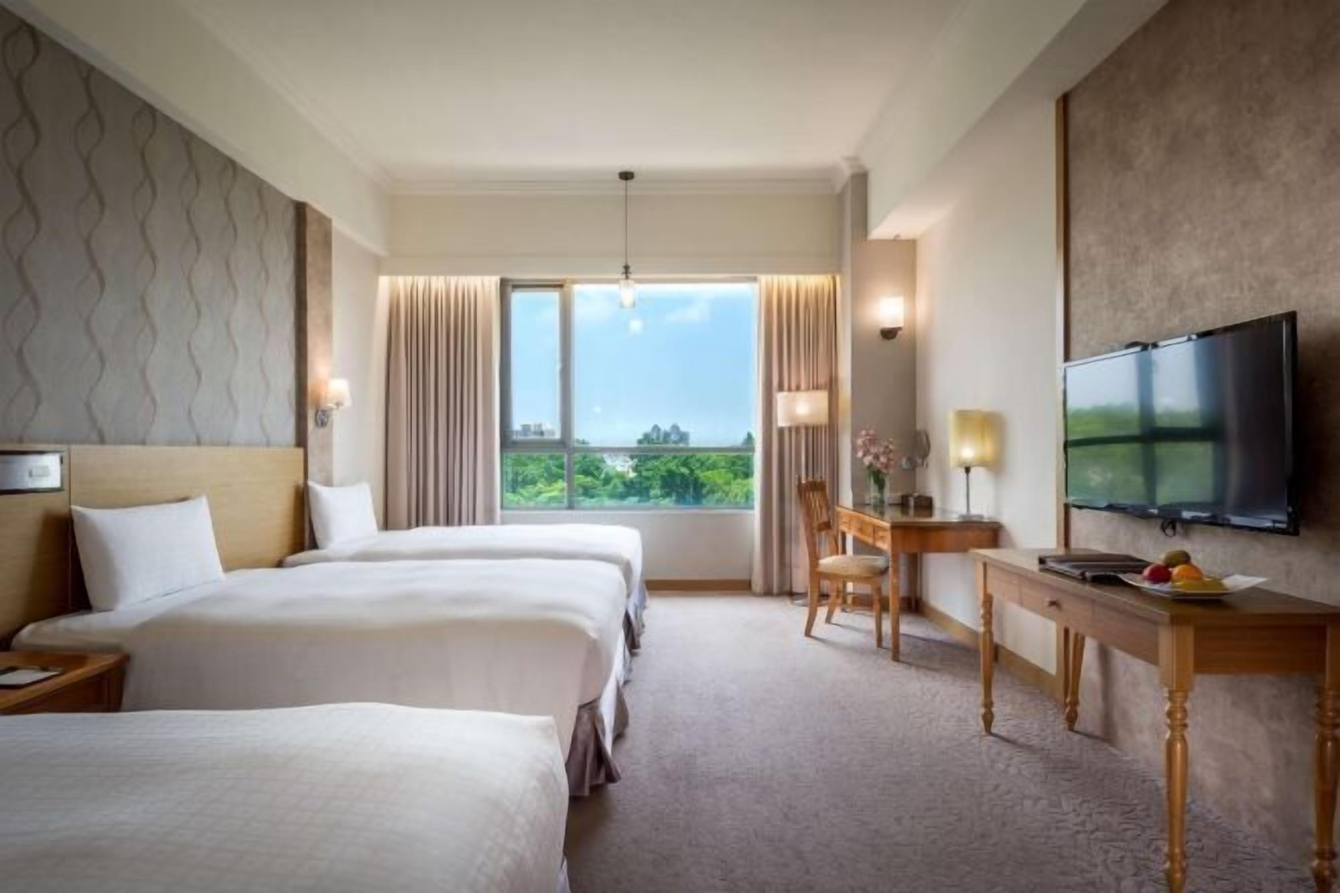 Roupas de cama premium, cofres nos quartos, escrivaninha