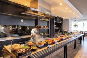 Pequeno-almoço tipo buffet diário (2800 JPY por pessoa)