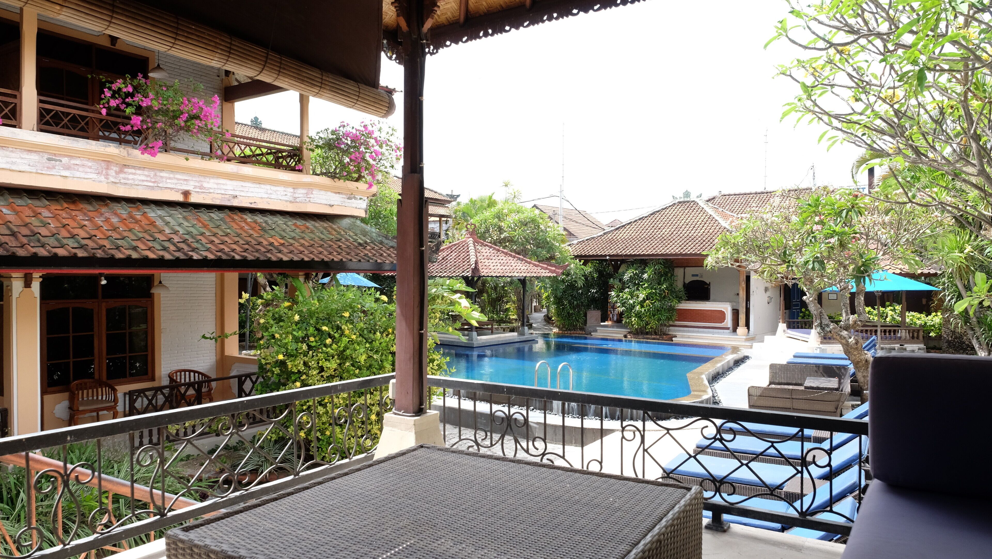 Piscina exterior, guarda-sóis, espreguiçadeiras 
