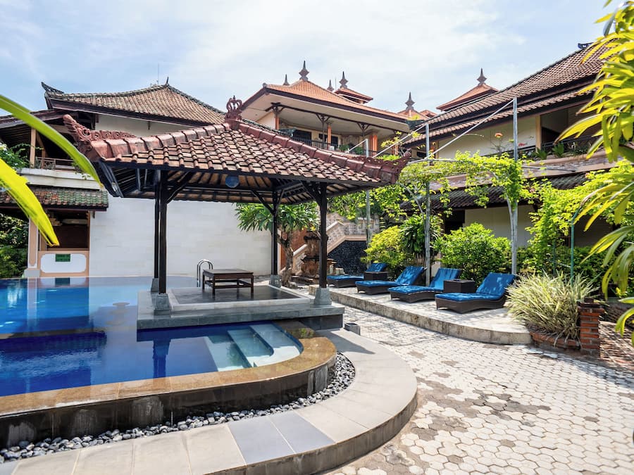 Piscina externa, guarda-sóis, espreguiçadeiras