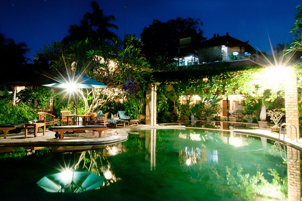 Piscina externa, guarda-sóis, espreguiçadeiras