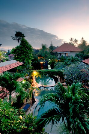 Piscina externa, guarda-sóis, espreguiçadeiras