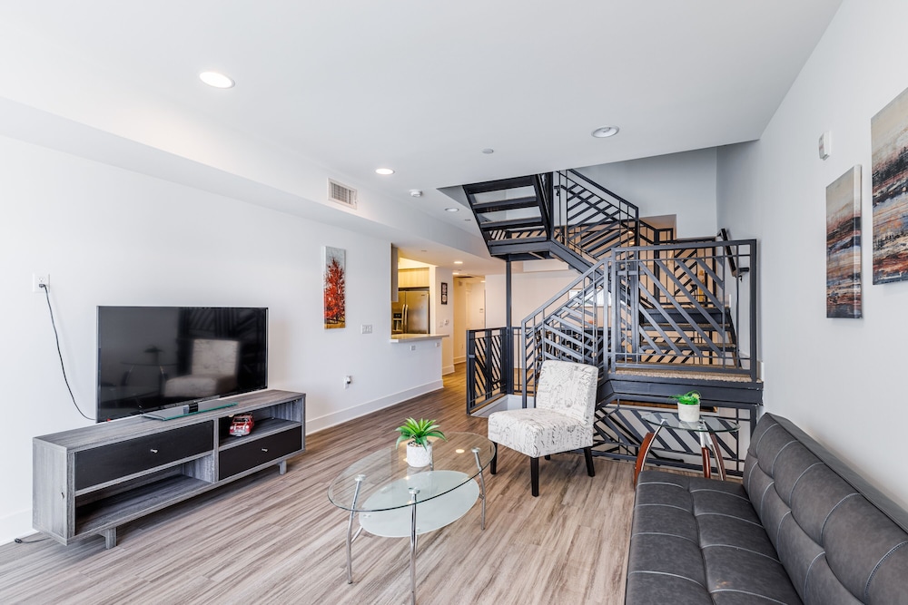 Heaven On Hollywood Boulevard Furnished Apartments - Hollywood, CA