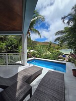 Um polibã, artigos de higiene pessoal grátis, um secador de cabelo 