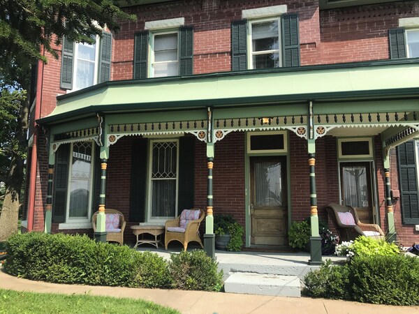 Nauvoo Grand Bed & Breakfast - Nauvoo, IL