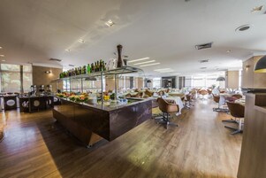 Café da manhã com buffet grátis todos os dias