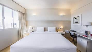 Minibar, cofre no quarto, secretária, quartos insonorizados