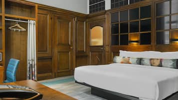 Roupas de cama premium, cofres nos quartos, escrivaninha