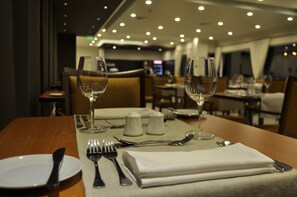 Pequenos-almoços, almoços, jantares servidos, cozinha regional 