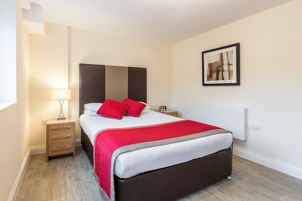 Secretária, ferro/tábua de engomar, berços/camas para crianças